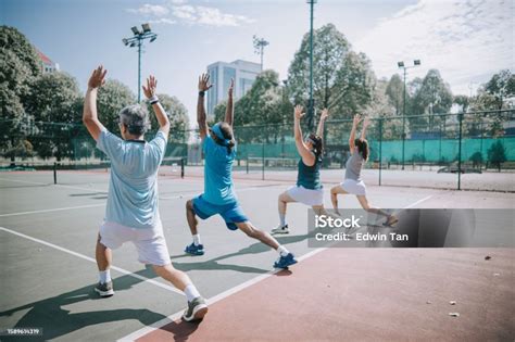 아시아 테니스 코치와 훈련이 시작되기 전에 워밍업 운동을 하는 학생들 스트레칭에 대한 스톡 사진 및 기타 이미지 스트레칭 테니스 다민족 그룹 Istock