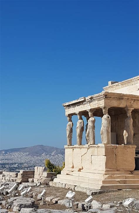집 밖의 Erechtheion 건축 고고학 고고학 유적지 고대 그리스 고대 유적 고대의 고전 건축 고전 시대 관광 관광 명소 그리스 그리스 사람
