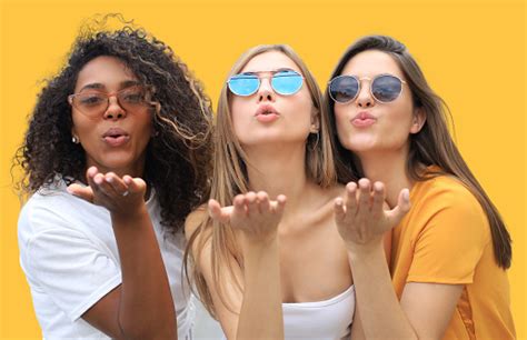 여름 옷을 입은 세 명의 미녀들이 포즈를 취하고 카메라를 바라보며 노란색 배경에 키스를 한다 개념에 대한 스톡 사진 및 기타 이미지 Istock