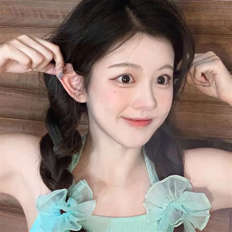 甜美少女编着麻花辫，身着薄荷绿上衣，笑容灿烂超可爱 𝙒𝙚𝘾𝙝𝙖𝙩女头 精选头像200张表情包图片动图 求表情网斗图从此不求人
