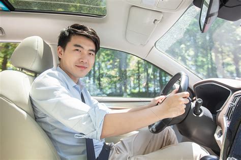 男人开车高清图片下载 正版图片501007656 摄图网