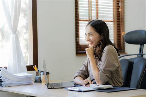 회계 또는 저축 비즈니스 팀과 함께 기술 가격 차트 및 지표를 분석하는 아시아 여성 회계사 경영자에 대한 스톡 사진 및 기타 이미지 Istock