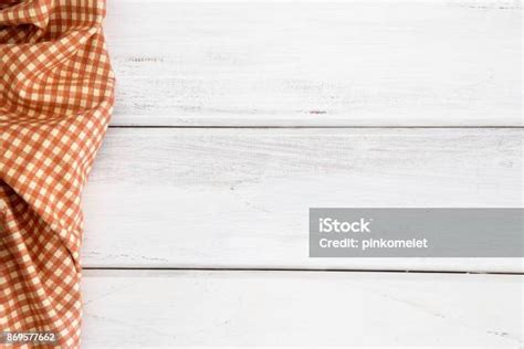 구겨진된 오렌지 체크 무늬 식탁보 나 냅킨 메뉴 배경 개념 평면도 또는 오버 헤드 샷 요리 하는 음식에 대 한 복사 공간 빈 흰색 나무 테이블에 갈색에 대한 스톡 사진 및