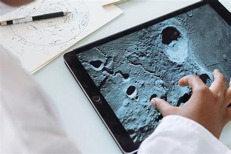 Кинески научници открија нов минерал на Месечината M Express