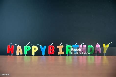 촛대 알파벳 단어 행복 한 생일 나무 바닥에 칠판 배경 이미지 0명에 대한 스톡 사진 및 기타 이미지 0명 공휴일 기념일 Istock