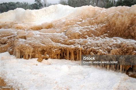 해변에 누워있는 얼음 조각 다양한 크기의 고드름 모래 언덕의 모래와 얼음의 질감 0명에 대한 스톡 사진 및 기타 이미지 0명 겨울 고드름 Istock