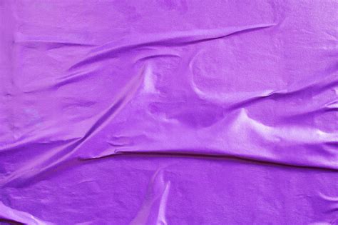 거리 광고판에 붙어 있는 보라색 구겨진 포스터 거친 물결 모양의 표면 질감 배경보라색 종이 플래카드입니다 0명에 대한 스톡 사진 및 기타 이미지 Istock