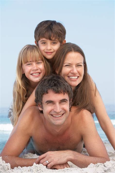 Familia Joven Que Se Divierte El Día De Fiesta De La Playa Foto de archivo Imagen de lifestyle