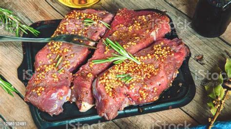 간장 프로방스 허브 디종 겨자의 양념장에 생 쇠고기 조각 요리용 고기 준비 돼지고기에 대한 스톡 사진 및 기타 이미지 돼지고기 안심 양념에 재기 Istock