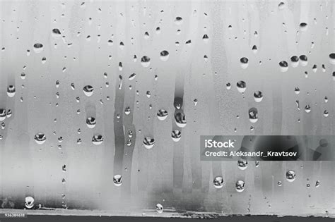 창 유리에 있는 응축 흐르는 물의 흑백 배경 수집 하 고 아래로 스트리밍입니다 높은 공기 강한 습도 큰 방울 물방울 0명에 대한 스톡 사진 및 기타 이미지 Istock