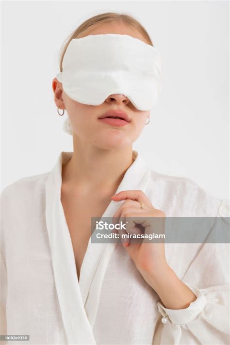 실크 패브릭 화이트 잠옷과 수면 마스크를 입고 카메라를 바라보는 예쁜 젊은 여성 20 24세에 대한 스톡 사진 및 기타 이미지 20 24세 가정 생활 건강한 생활방식