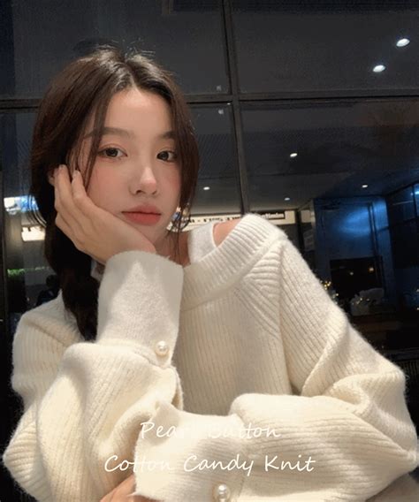 데일리언니 주문폭주 청순룩 여친룩 데이트룩 봄 가을 심플 베이직 섹시 원오프숄더 진주 펄 단추 퍼프 슬리브 부드러운 솜사탕 니트 탑