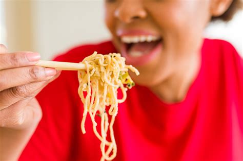 Choopsticks 사용 하 여 배달 상자에서 국수를 먹는 젊은 여자의 클로즈업 Washoku에 대한 스톡 사진 및 기타 이미지 Washoku 가정 주방 가정의 방