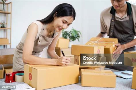 온라인 소규모 비즈니스를 위해 현대적인 홈 오피스에서 배송을 위해 패키지를 준비하는 젊은 기업가 2명에 대한 스톡 사진 및 기타 이미지 Istock
