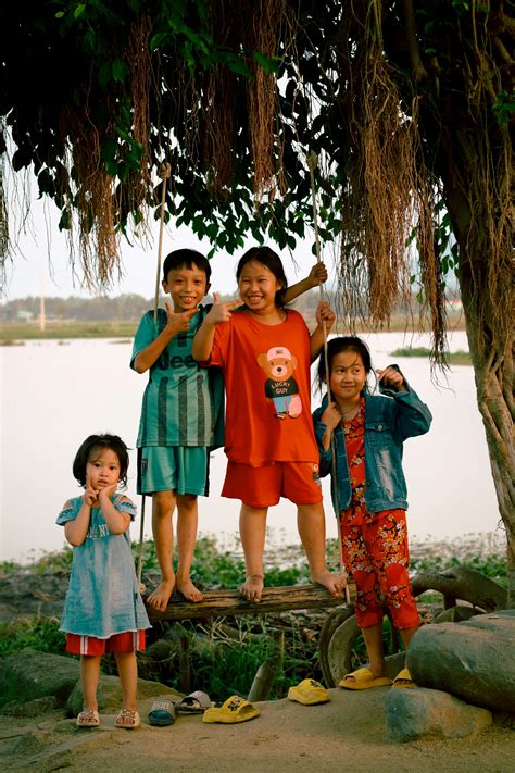 걱정 없는 공원 공원 장비 그네 그네를 타는 기쁨 깅엄 드레스 낮 녹지 놀이터 더없이 행복한 라이프스타일 레저 레져 활동 레크리에이션 미소 짓는