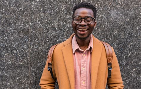 도시 생활을 즐기는 미소 짓는 아프리카 계 미국인 남자의 초상화 먼 곳을 바라봄에 대한 스톡 사진 및 기타 이미지 먼 곳을 바라봄 비즈니스 색상 이미지 Istock