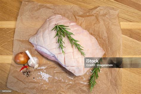 바다 소금 양파 마늘 허브 로즈마리와 원시 돼지 고기 배 구운 소금에 절인 돼지고기 바이에른 크러스트 로스트 그루브 돼지 고기 축하 저녁 식사 크리스마스 햄 축제 음식에