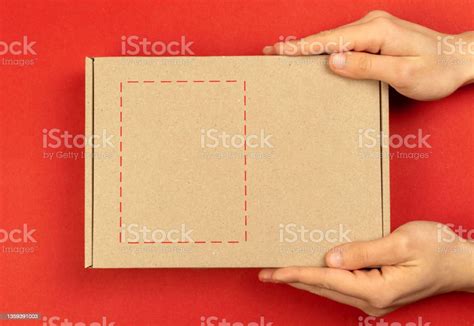 골판지 상자 모형 상단 보기와 배달 남자 손 크리스마스 선물 개념 빨간색 테이블 배경입니다 배송 및 배송 복사 공간 사진 0명에 대한 스톡 사진 및 기타 이미지 Istock