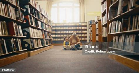 책 학습 및 할머니는 도서관 독서 교과서에서 소녀와 함께 있습니다 교육 학교 개발 및 사람들 노인 여성과 아이가 서점 바닥에 앉아 연구 또는 지식을 위해 공부하고 있습니다