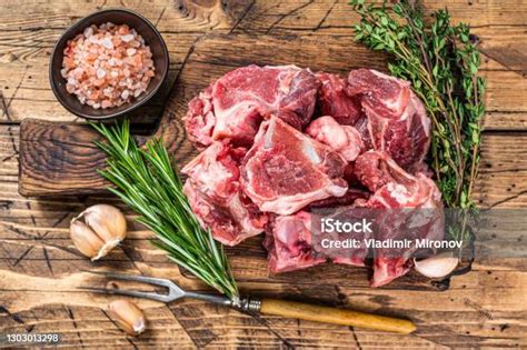 뼈가 있는 스튜를 위해 다진 생 쇠고기 고기 나무 배경 위쪽 보기 날것에 대한 스톡 사진 및 기타 이미지 날것 썰기 뼈 Istock