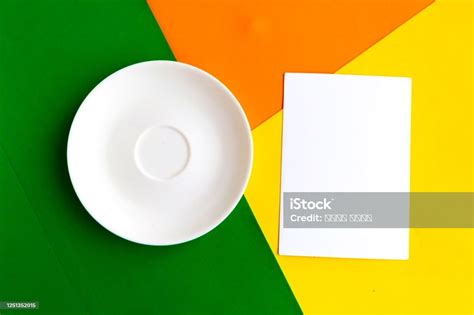 흰색 모형 플레이트와 색상 기하학적 배경에 종이 가비어 있습니다 텍스트의 공간을 복사합니다 최소한의 개념 0명에 대한 스톡 사진 및 기타 이미지 Istock