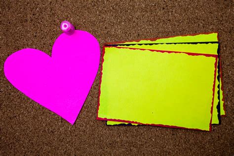 웹 배너 홍보 자료 서식 종이 노트 중요 한 알림 Roanalysistic 사랑 스러운 메시지 코르크 배경까지 조롱에 대 한 비즈니스 개념 빈 복사 텍스트 디자인 0명에