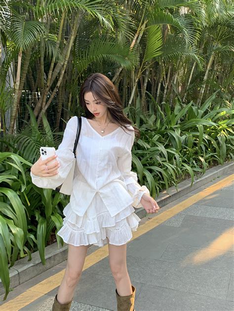 블라우스 스커트 상하 세트 화이트 스트라이프 면 브이넥 로우숄더 벌룬소매 루즈핏 블라우스 허리밴딩 하이웨스트 프릴 더블 캉캉 미니 스커트 치마 투피스 셋업