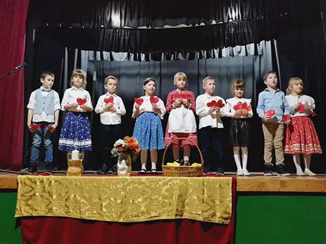 Deca U Mužlji Priredbom Izmamila Suze Radosnice Bakama I Dekama Napsugaras Ősz Muzslyán 25