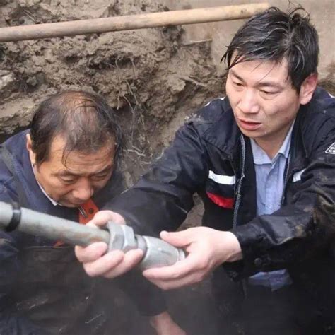 大兴这个社区供暖管线破裂，抢修人员跳下泥坑一身冰凌抢时间！青云店镇居民楼抢修