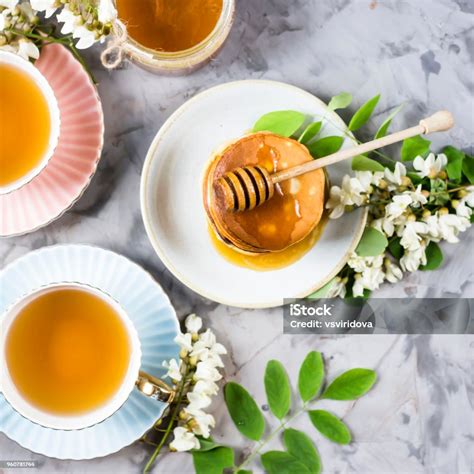 차 한 잔과 꿀 아카시아의 꽃 들 사이에서 회색 배경에 항아리 튀김의 더미 봄 맛 있는 아침 식사 평면도 평면 위치 0명에 대한 스톡 사진 및 기타 이미지 Istock