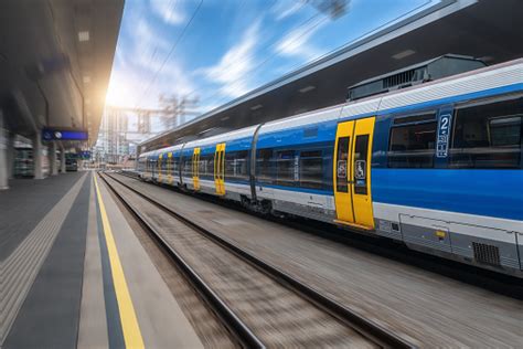 해질녘 기차역에서 움직이는 파란색 고속 열차 빠른 현대 도시 간 열차와 흐릿한 배경 철도 플랫폼 오스트리아의 철도 상업 및 여객