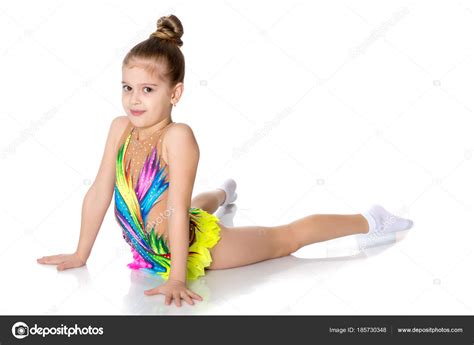 Le gymnaste effectue un élément acrobatique sur le sol image libre de