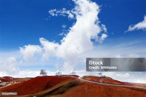 마우나케아 산 피크 위에 관측입니다 천문학 연구 시설 및 큰 섬의 하와이 미국에로 Mauna Kea의 정상에 위치한 대형 망원경 관측 마우나키 화산에 대한 스톡 사진 및