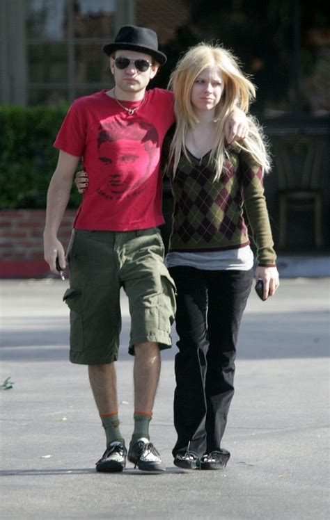 00s Fashion Avril Lavigne S Emo Style In Iconic Outfits Artofit