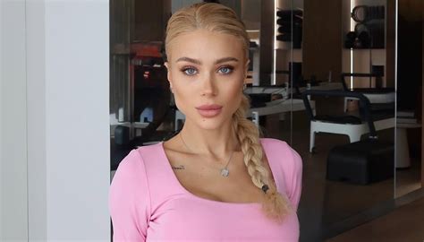 Сексуальна як гол на останніх секундах обраниця Коноплі у домашньому луці