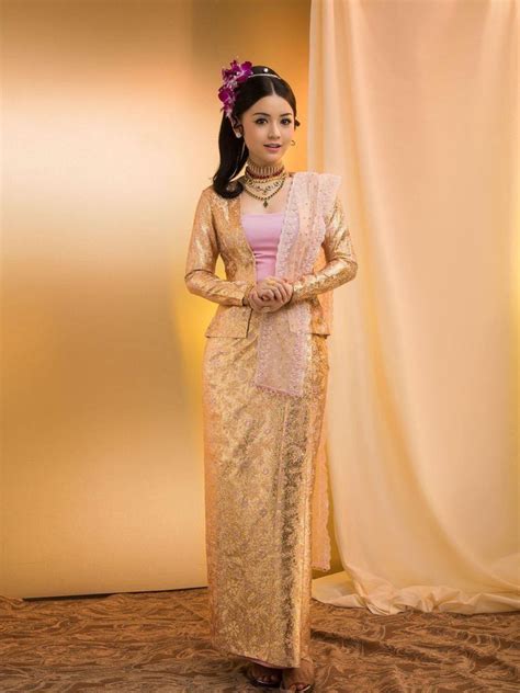 ချစ်မေမေမင်္ဂလာဆောင်တုန်းကဝတ်ခဲ့တဲ့သတို့သမီးဝတ်စုံလေးကိုအနည်းငယ်ပြုပြင