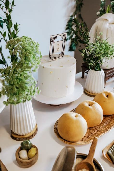 가을 설정 과일 꽃 꽃 장식 꽃병 녹지 라이프 스타일 사진 럭셔리 미식가 배 배열 빈티지 접시 서빙 플래터