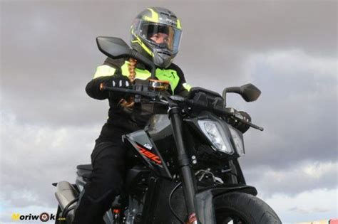 Cómo te sientes conduciendo una Naked en calle y Circuito