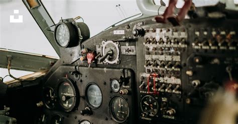 많은 컨트롤이있는 비행기의 조종석 사진 Unsplash의 무료 불가리아 이미지
