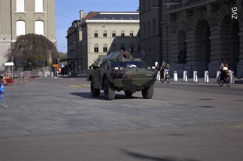 Un Elvețian S A Autoproclamat Rege și A Trecut Cu Tancul Prin Fața