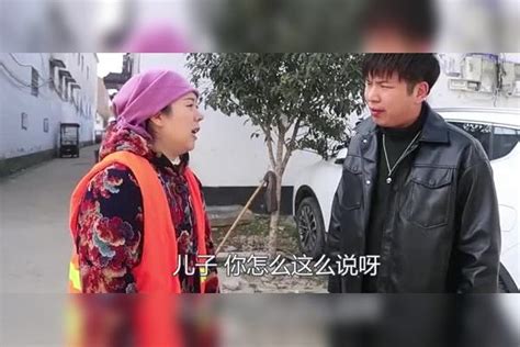 小伙怕女友嫌弃偶遇清洁工妈妈却假装不认识为女友的做法点赞