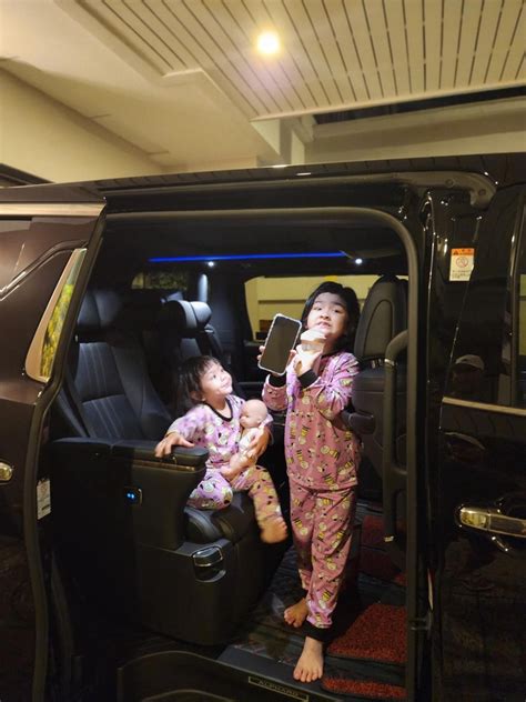 ផន សុផារី ជះលុយទាំងម៉ឺនៗ ទិញកាដូឡានឲ្យកូនស្រីទាំងពីរ Khmerload Cambodia Latest News