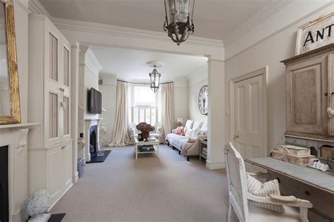 여성스러움이 느껴지는 세미 클래식 인테리어 Daum 부동산