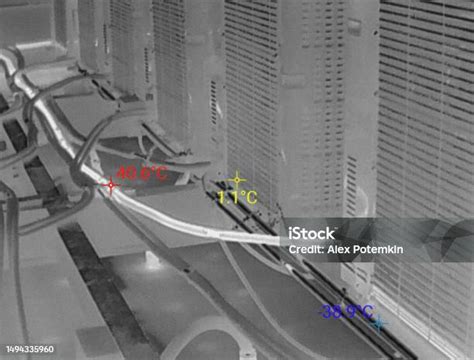 옥상 열 파이프 라인 및 에어컨 시스템의 적외선 Thermovision 전선과 문이 있는 냉각탑 세트 환기 유지 보수 감지기에 대한 스톡 사진 및 기타 이미지 Istock