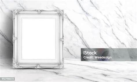하얀 깨끗 한 대리석 벽과 바닥 배경 배너에 텍스트 또는 디자인을 추가 하기 위한 공간을 최소한의 간단한 스타일 인테리어 Backdropmock에서 빈 흰색 빈티지 프레임