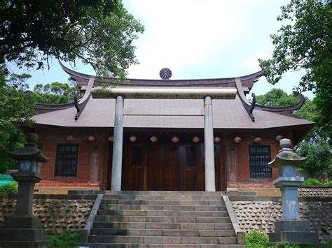南島觀史 福爾摩沙 小編原本在猜白沙屯媽和山邊媽祖今晚會駐駕在通霄神社才對，結果剛剛駐駕在虎頭山山下的通霄鎮公所，不然三、四十萬香燈腳又要