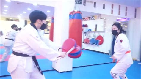 빨리 못차면 큰일날거 같은 태권도 미트 자유겨루기 Youtube