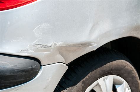 충돌에 긁힌된 페인트와 충돌 사고로 부서 지 고 손상 된 실버 차 사의 후면 측면 클로즈업 움푹 둘어간 자국에 대한 스톡 사진 및 기타 이미지 움푹 둘어간 자국 후드