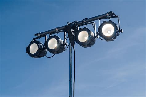 거리 스포트라이트 네 개의 둥근 빛나는 램프 거리 물체 건물의 조명 0명에 대한 스톡 사진 및 기타 이미지 0명 강철 개념 Istock