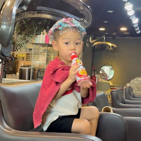 ෆ 노수민 ෆ 하준일상 뽀글이하준 파마하고 더 개구쟁이처럼 변한거 같은 류하준🥹💙 요즘 등원할때마다 엄마 하준이 사진찍어야지 하면서 포즈 잡는거 너무 웃기다